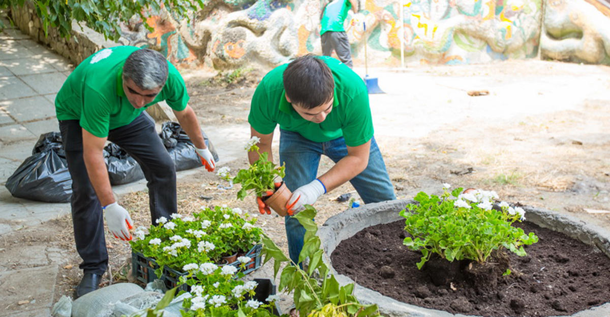 Volunteers help clean up children playground in Baku PHOTO
