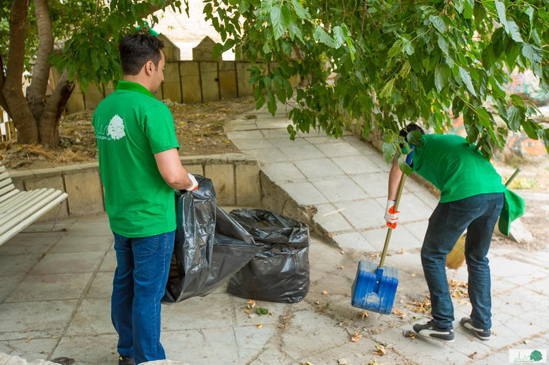 Volunteers help clean up children playground in Baku PHOTO