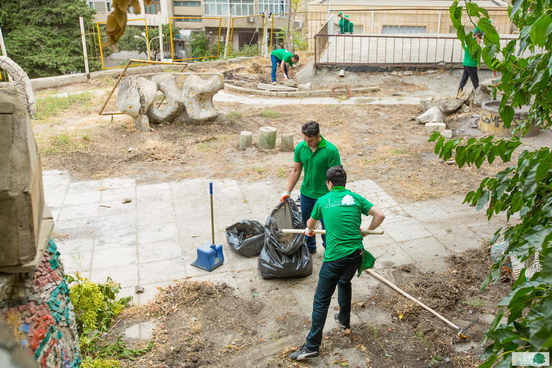 Volunteers help clean up children playground in Baku PHOTO