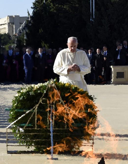 Pope Francis visits Alley of Martyrs in Baku [UPDATE] [PHOTO]