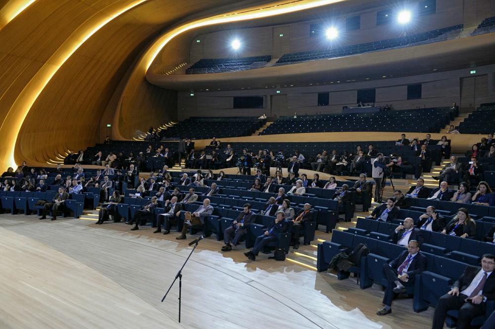 Session of Baku Congress focuses on training journalists for multi ...