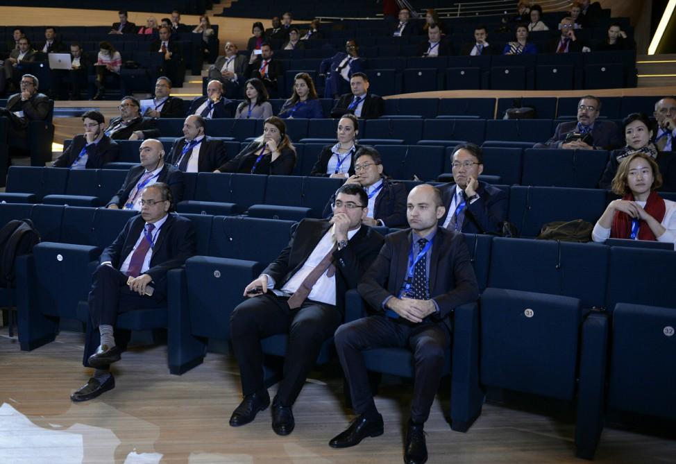 Session of Baku Congress focuses on training journalists for multi ...