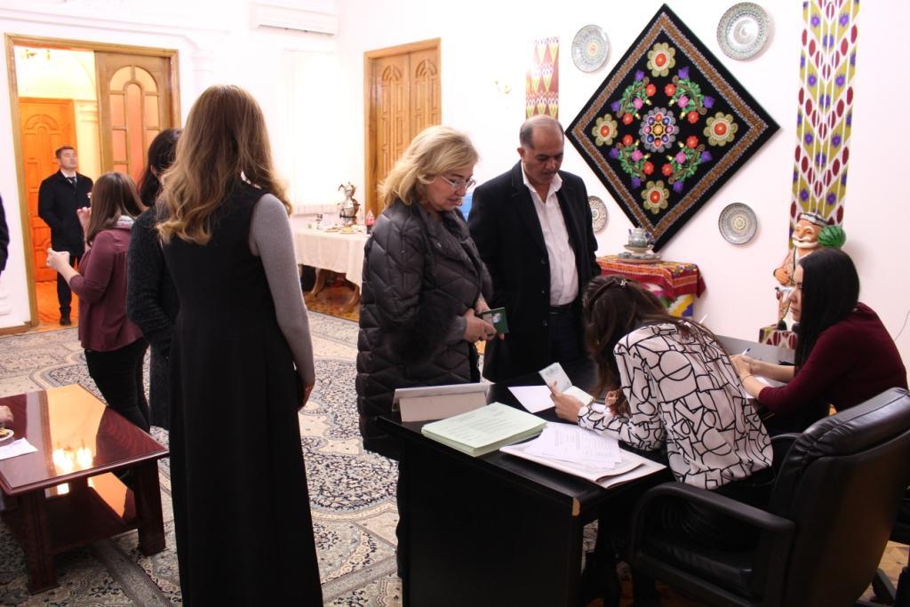 Uzbek citizens actively voting at polling station in Baku [PHOTO]