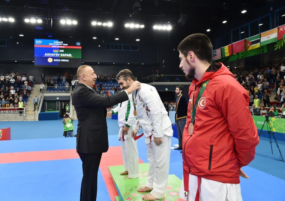 Ilham Aliyev awards winners in karate at Baku 2017 [VIDEO]