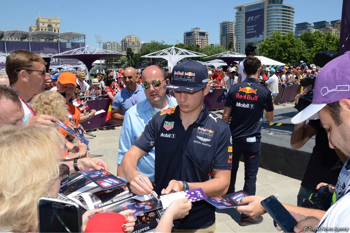 F1 pilots’ autograph session gets in action [PHOTO]