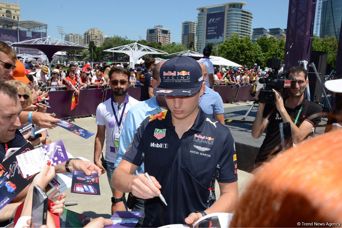 F1 pilots’ autograph session gets in action [PHOTO]