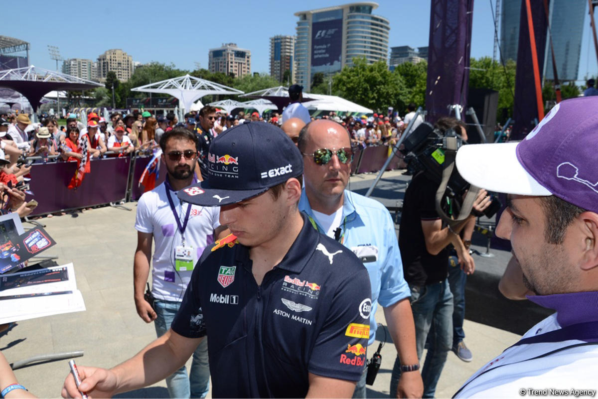 F1 pilots’ autograph session gets in action [PHOTO]