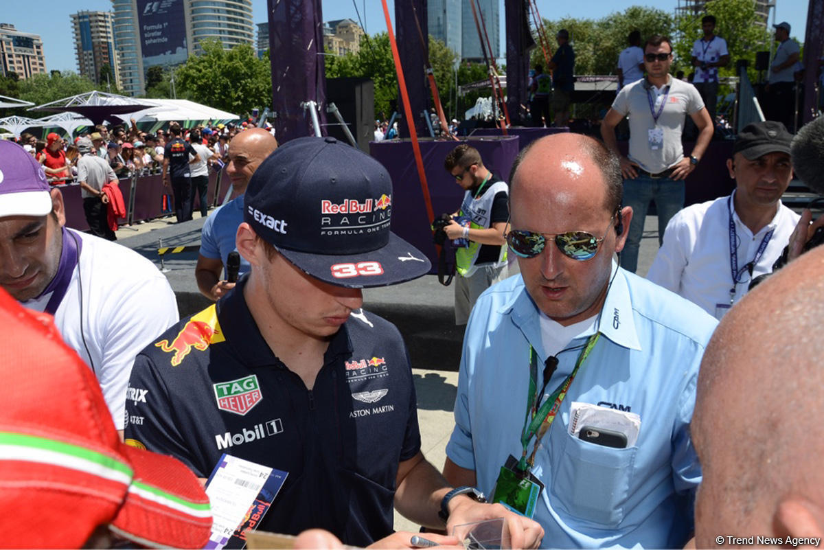 F1 pilots’ autograph session gets in action [PHOTO]