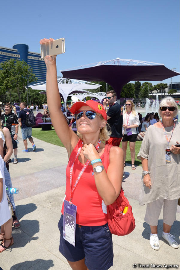 F1 pilots’ autograph session gets in action [PHOTO]