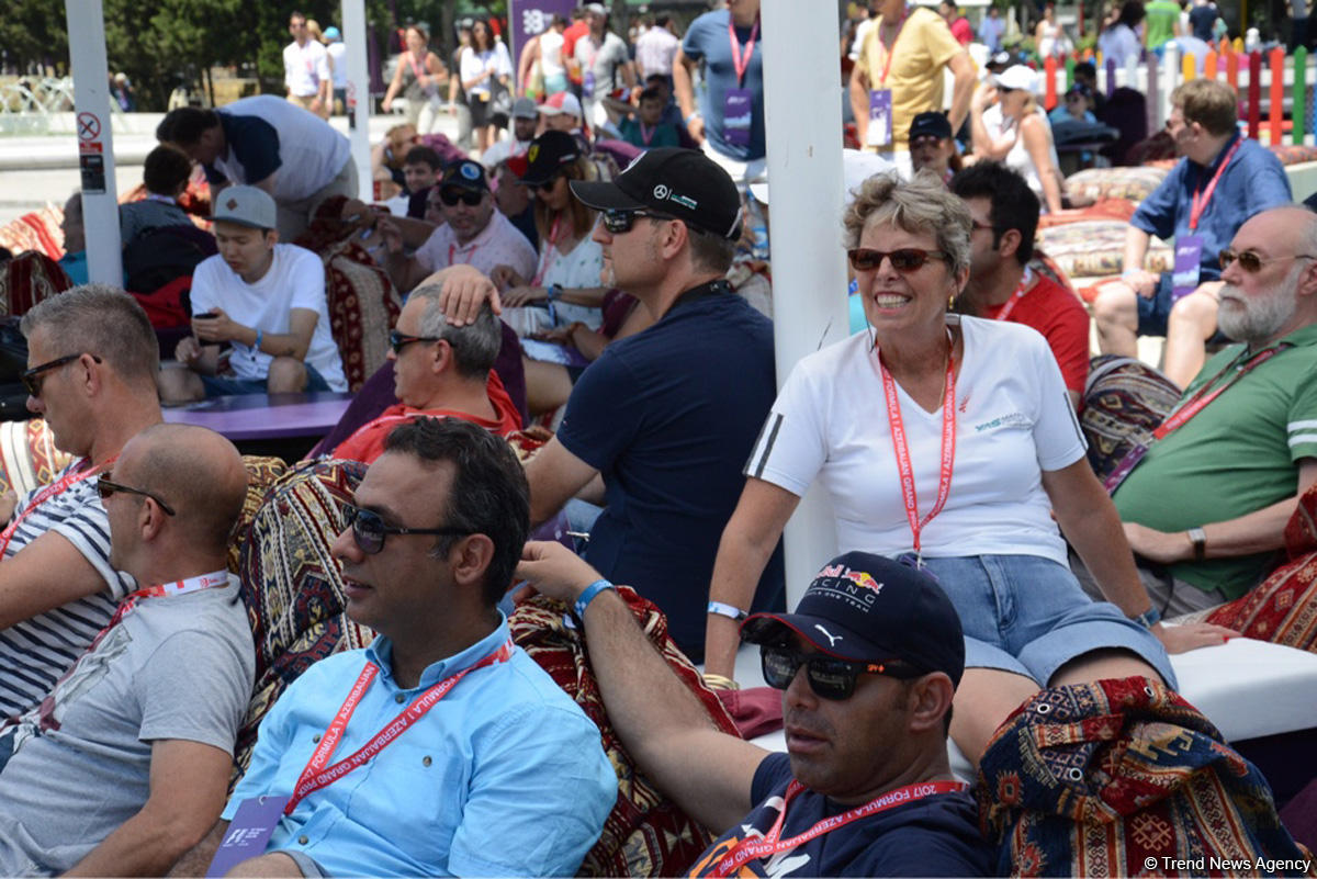 F1 pilots’ autograph session gets in action [PHOTO]