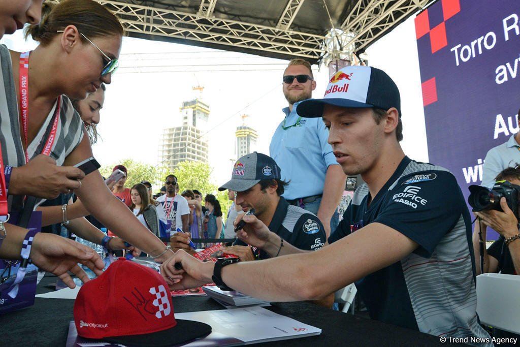 F1 pilots’ autograph session in Baku [PHOTO]