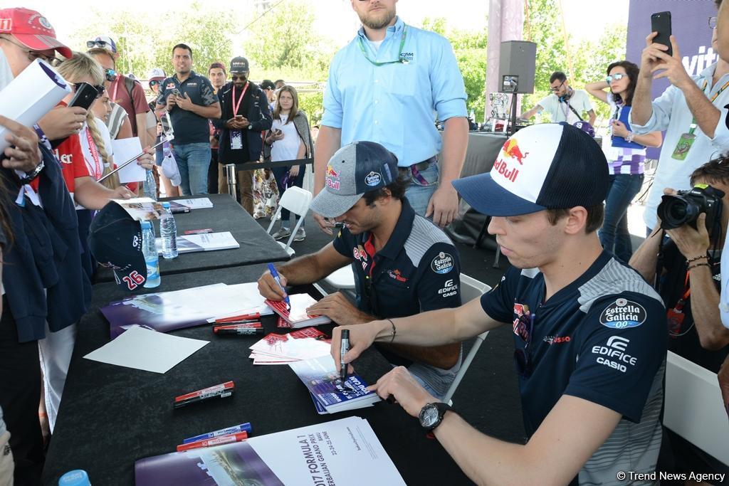 F1 pilots’ autograph session in Baku [PHOTO]