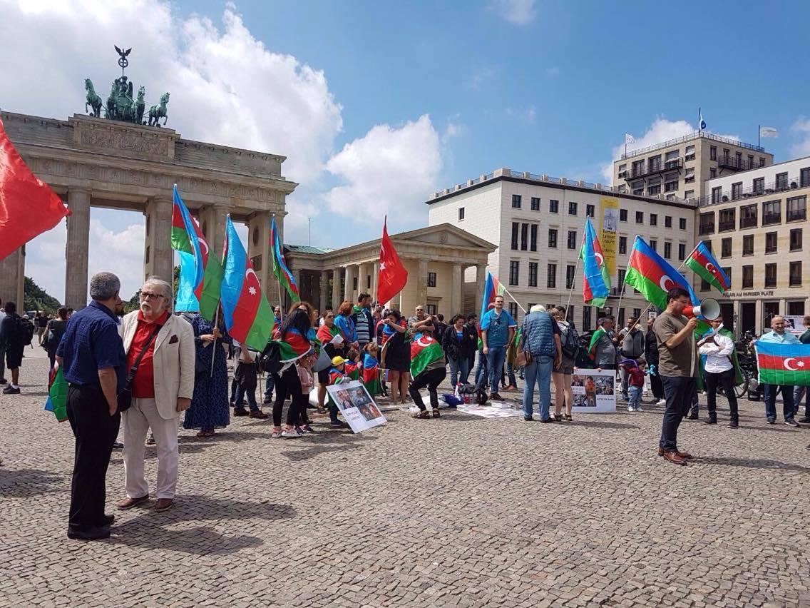Azerbaijanis hold protest rally in Berlin [PHOTO]