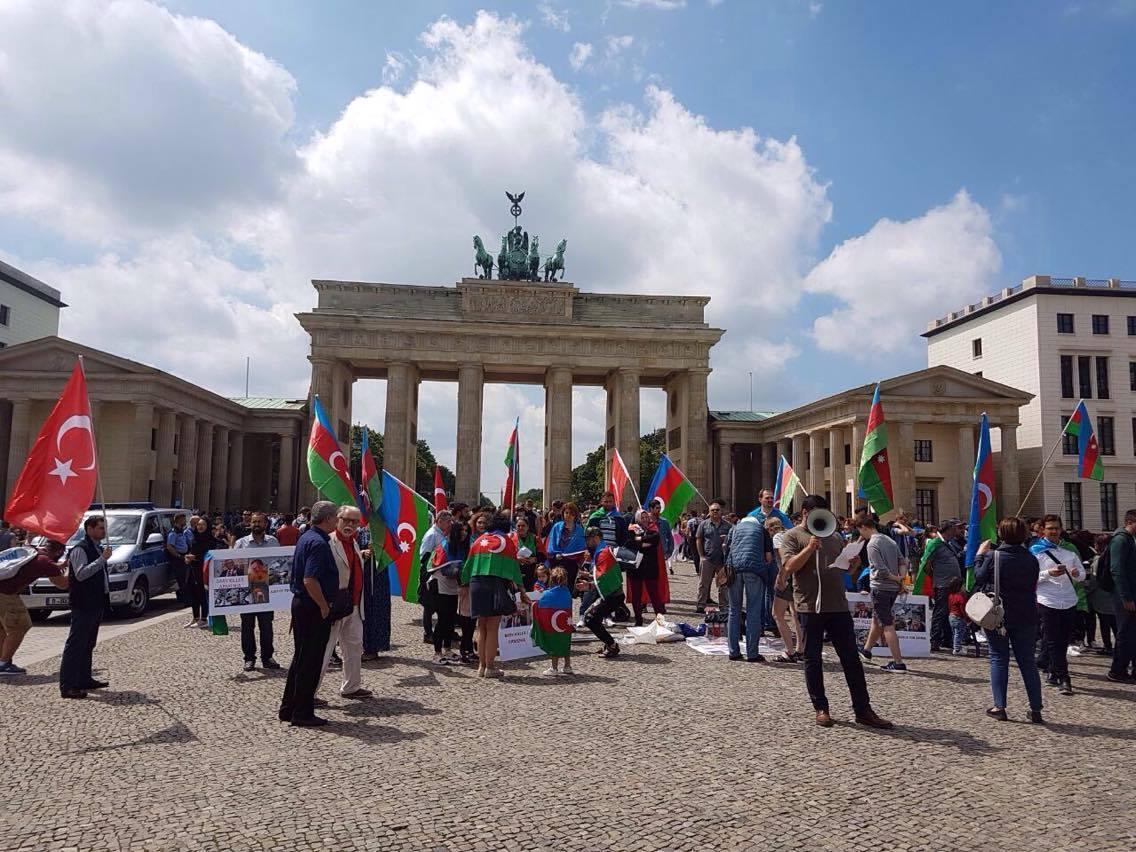 Azerbaijanis hold protest rally in Berlin [PHOTO]