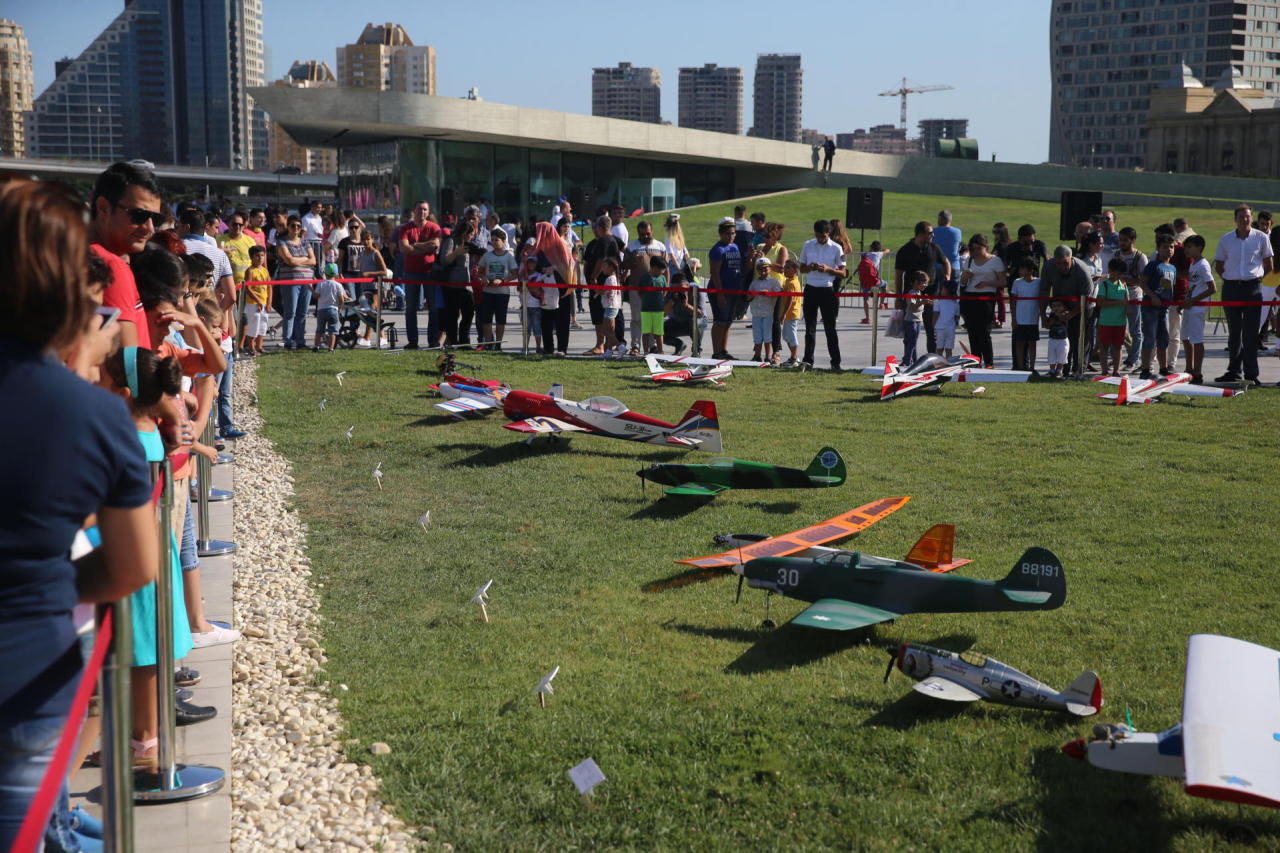 Flight show of aircraft models mesmerize Bakuvians [PHOTO]
