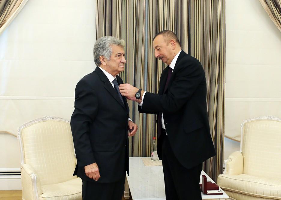 Ilham Aliyev presents Istiglal Order to People’s Artist Rauf Abdullayev [PHOTO]