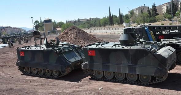 Turkey sends special forces, tanks to border with Syria