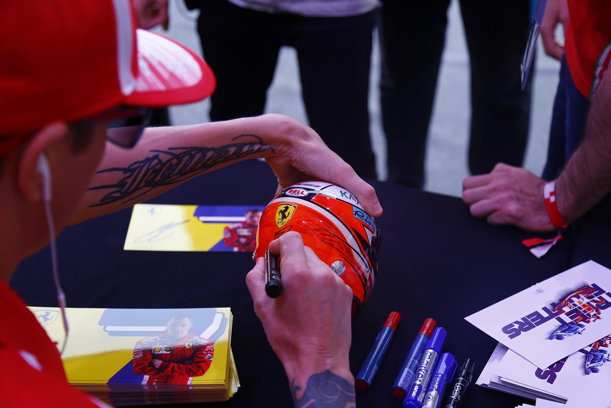F1 pilots meet fans at autograph session in Baku [PHOTO]Trend: An ...