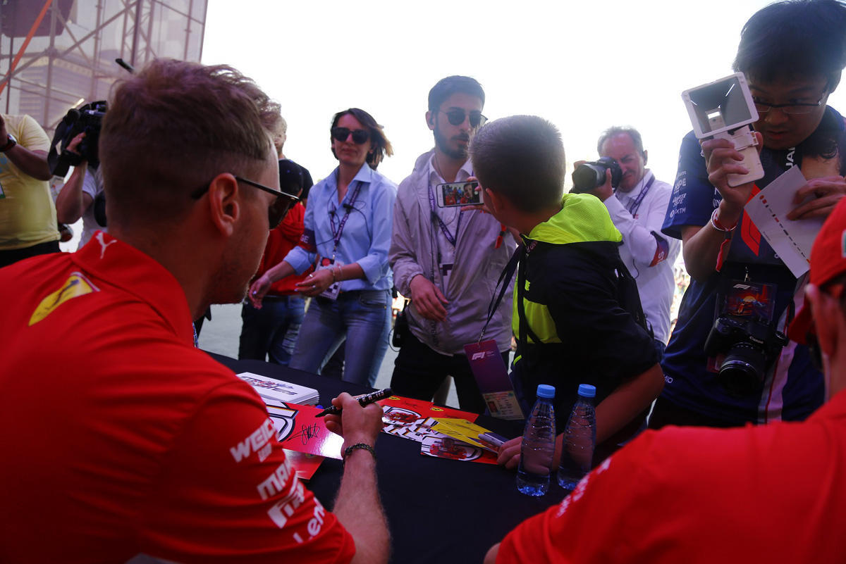 F1 pilots meet fans at autograph session in Baku [PHOTO]Trend: An ...