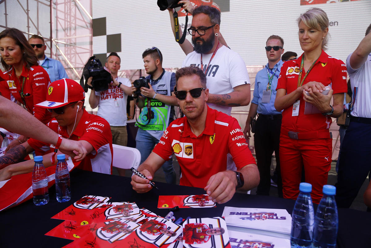 F1 pilots meet fans at autograph session in Baku [PHOTO]Trend: An ...