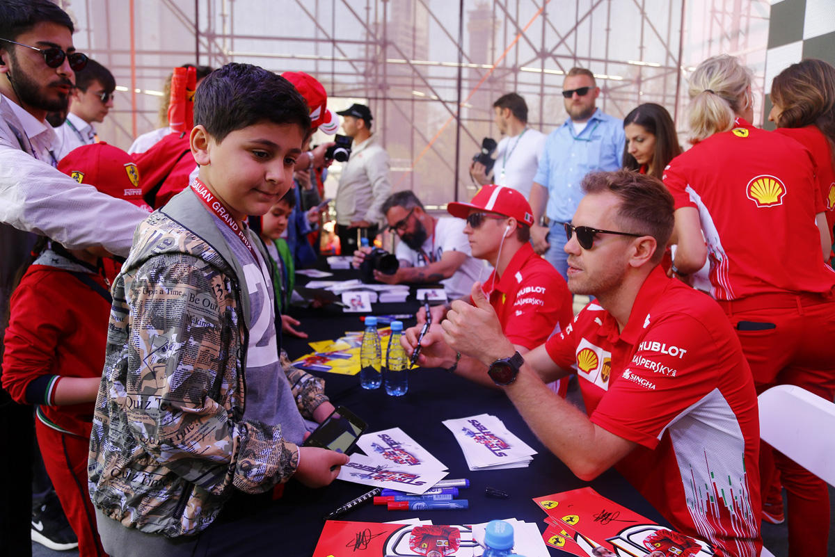 F1 pilots meet fans at autograph session in Baku [PHOTO]Trend: An ...