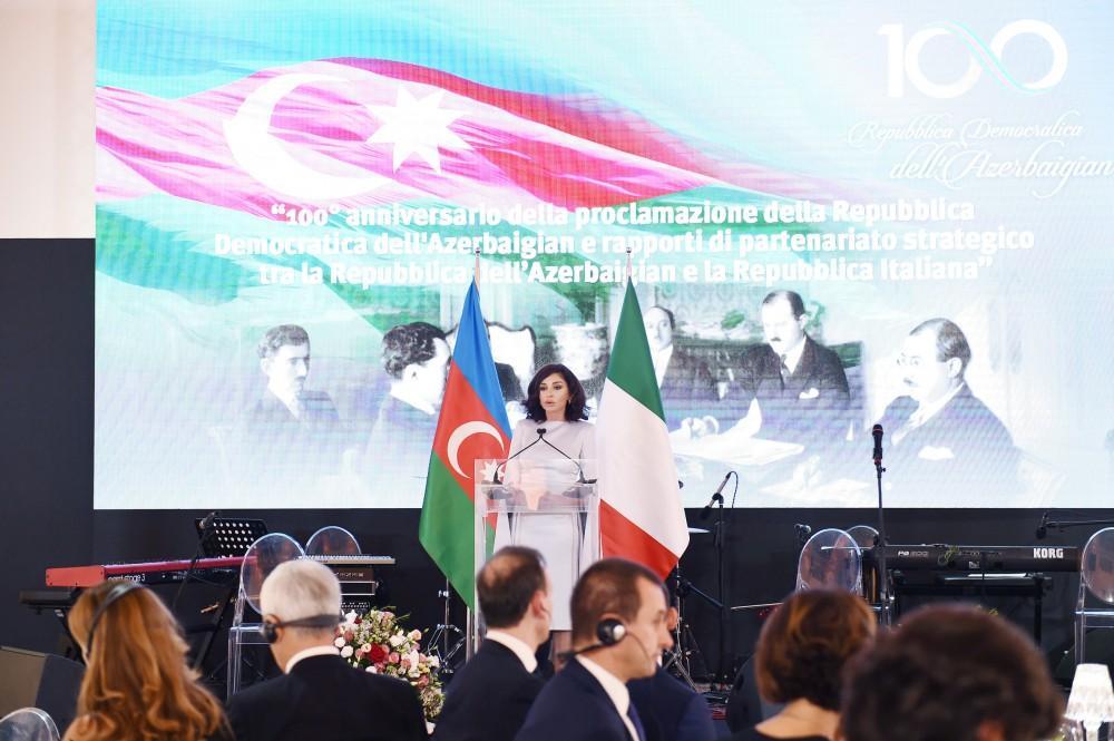 First VP Mehriban Aliyeva attends official reception on centenary of Azerbaijan Democratic ...