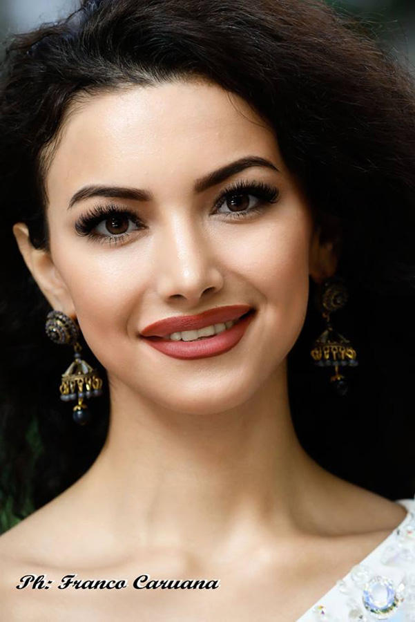 Azerbaijani beauty enters Top 10 world queens of charity [PHOTO]