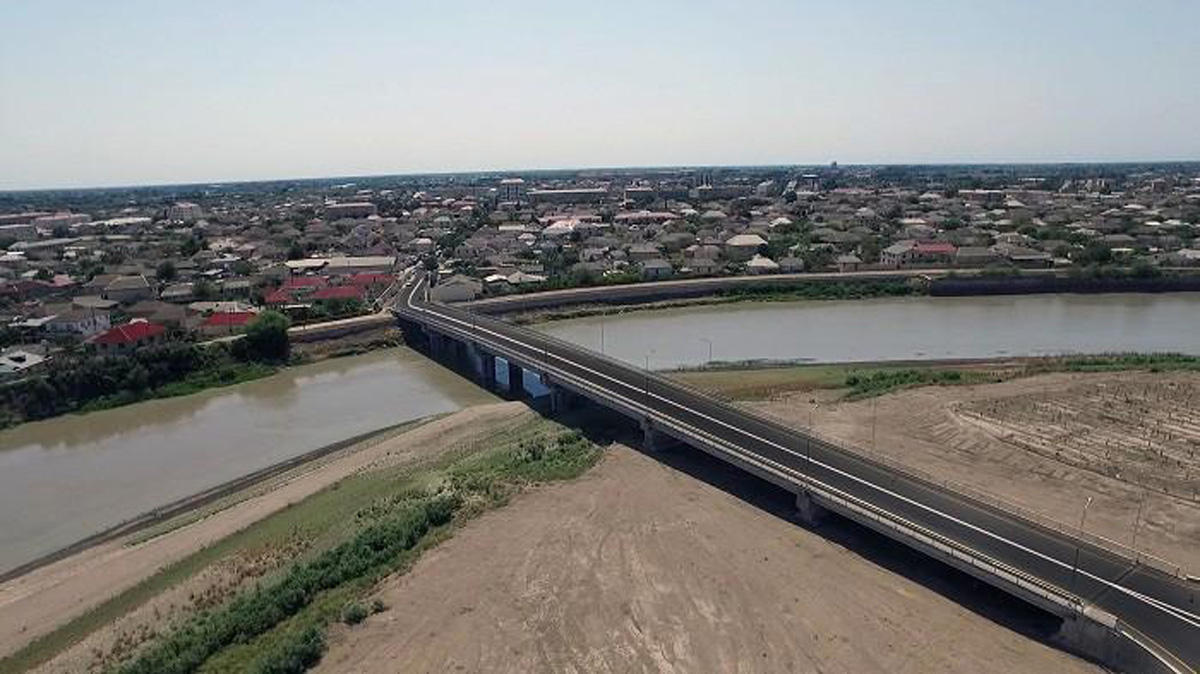 Azerbaijan opens bridge on highway to Iran [PHOTO]