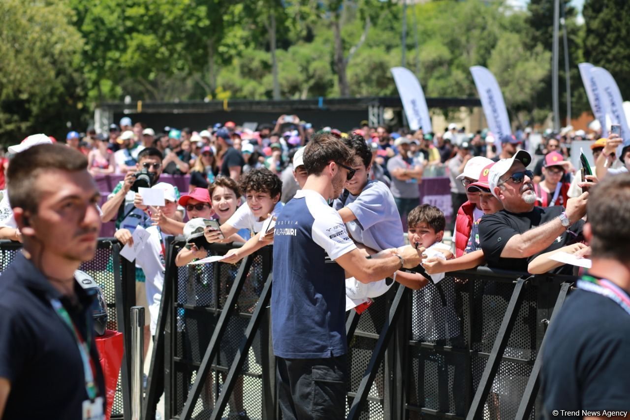 Autograph session of Formula 1 pilots held in Baku [PHOTO]