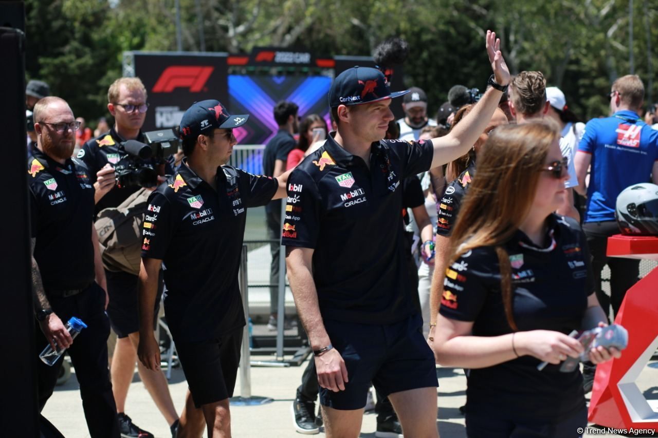 Autograph session of Formula 1 pilots held in Baku [PHOTO]