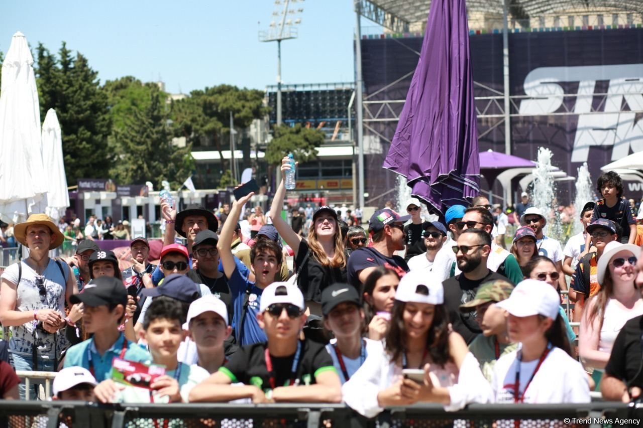 Autograph session of Formula 1 pilots held in Baku [PHOTO]