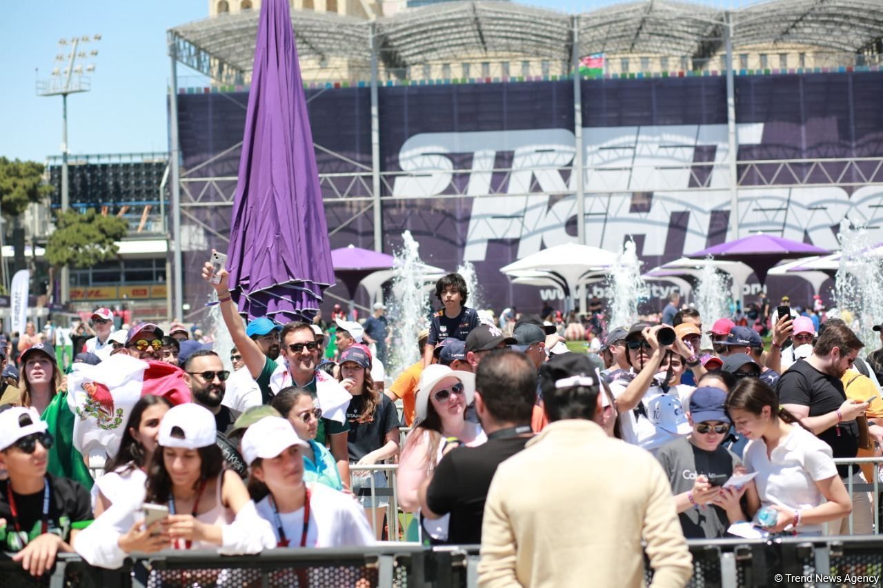 Autograph session of Formula 1 pilots held in Baku [PHOTO]