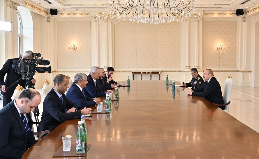 President Ilham Aliyev receives Israeli defense minister [VIDEO]