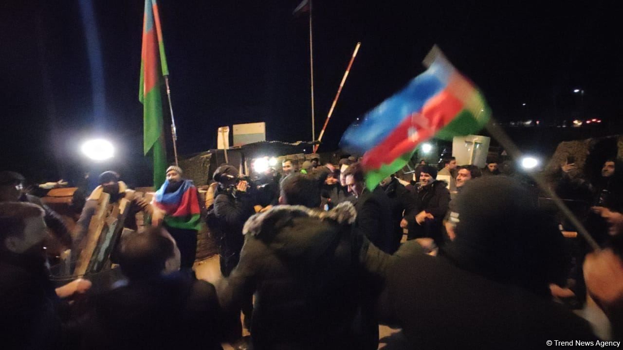 Peaceful protesters once again sing national anthem of Azerbaijan near ...