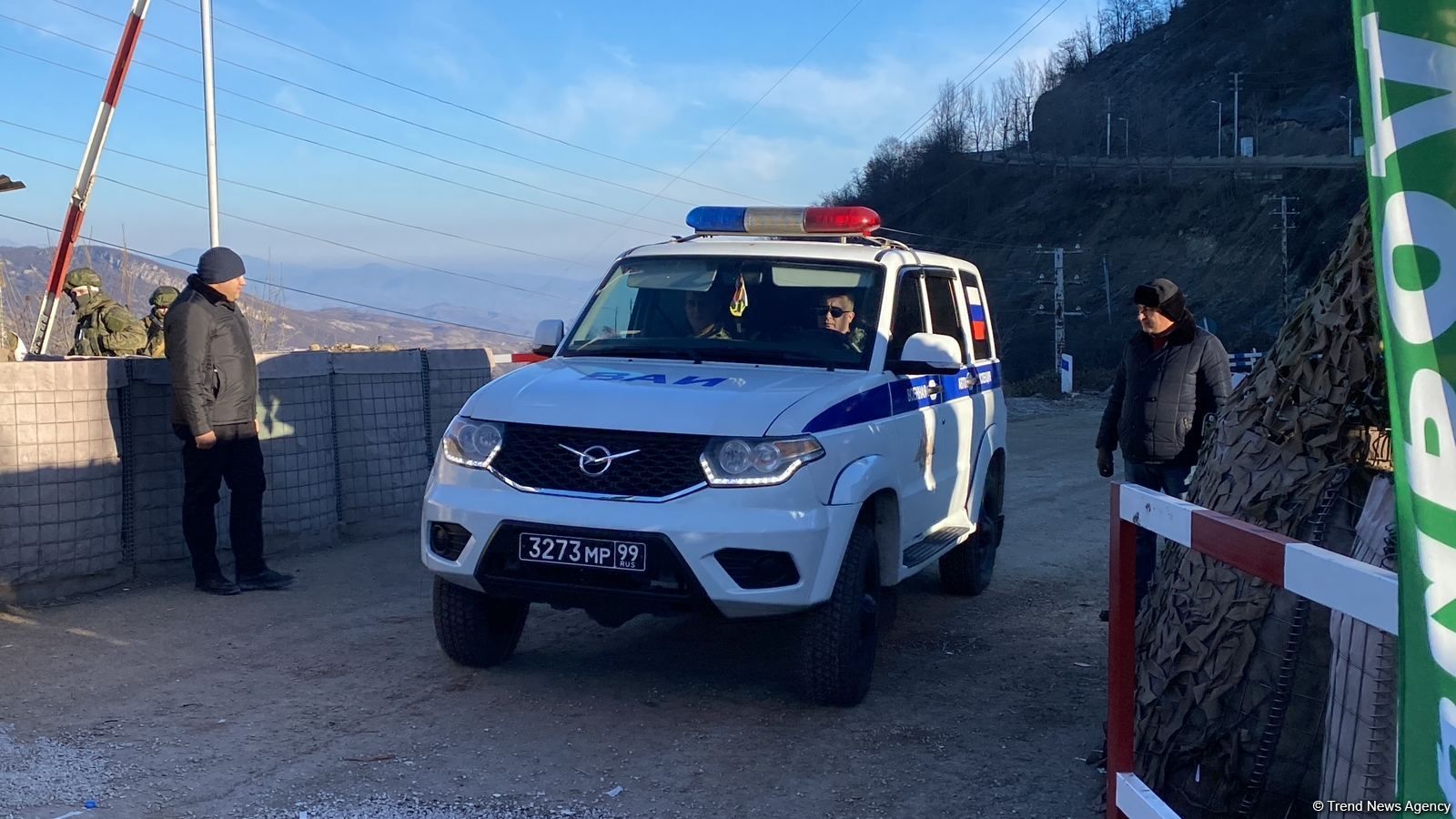 Another vehicle of Russian peacekeepers passes freely along Azerbaijan ...