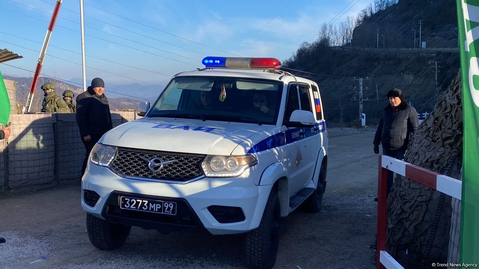 Another vehicle of Russian peacekeepers passes freely along Azerbaijan ...