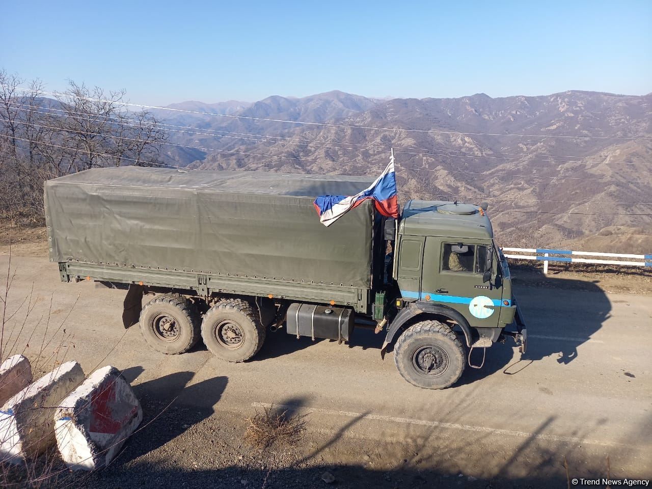 Russian peacekeepers' supply car freely passes along Azerbaijan's ...