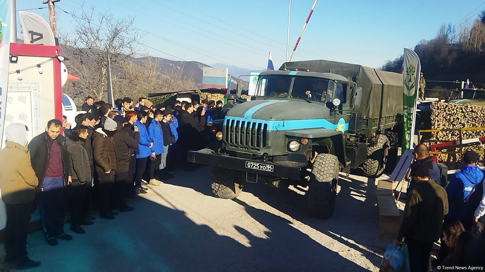 More supply vehicles of Russian peacekeepers pass along Khankandi ...
