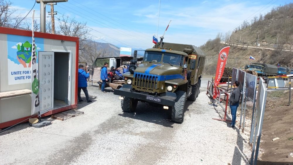 Trucks belonging to Russian peacekeepers freely pass through protest ...