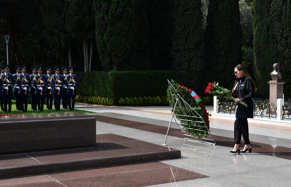 President, First Lady and their family members pay tribute to National ...
