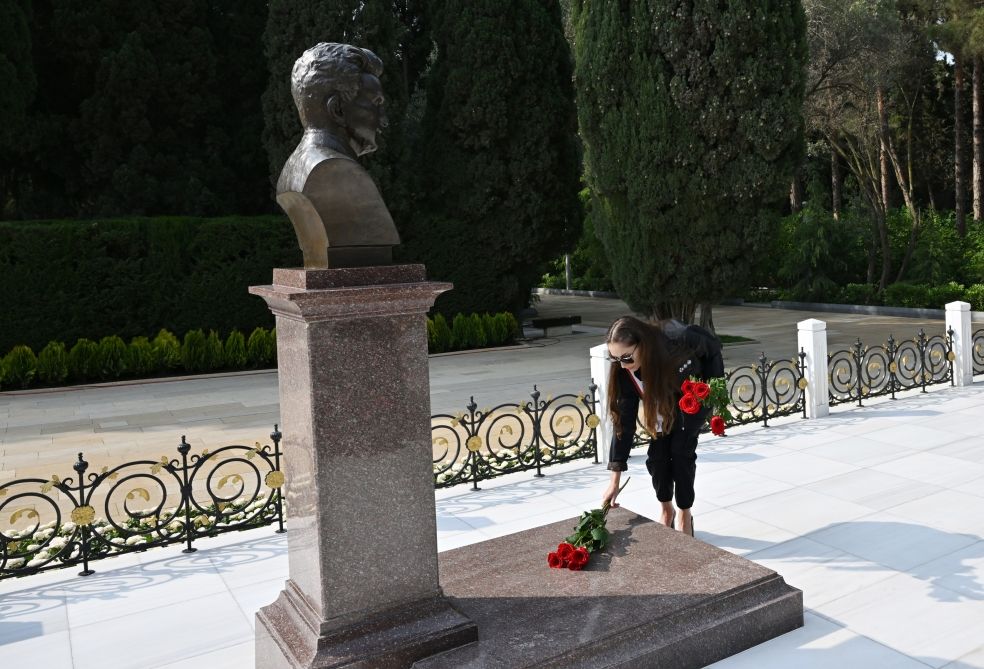President, First Lady and their family members pay tribute to National ...