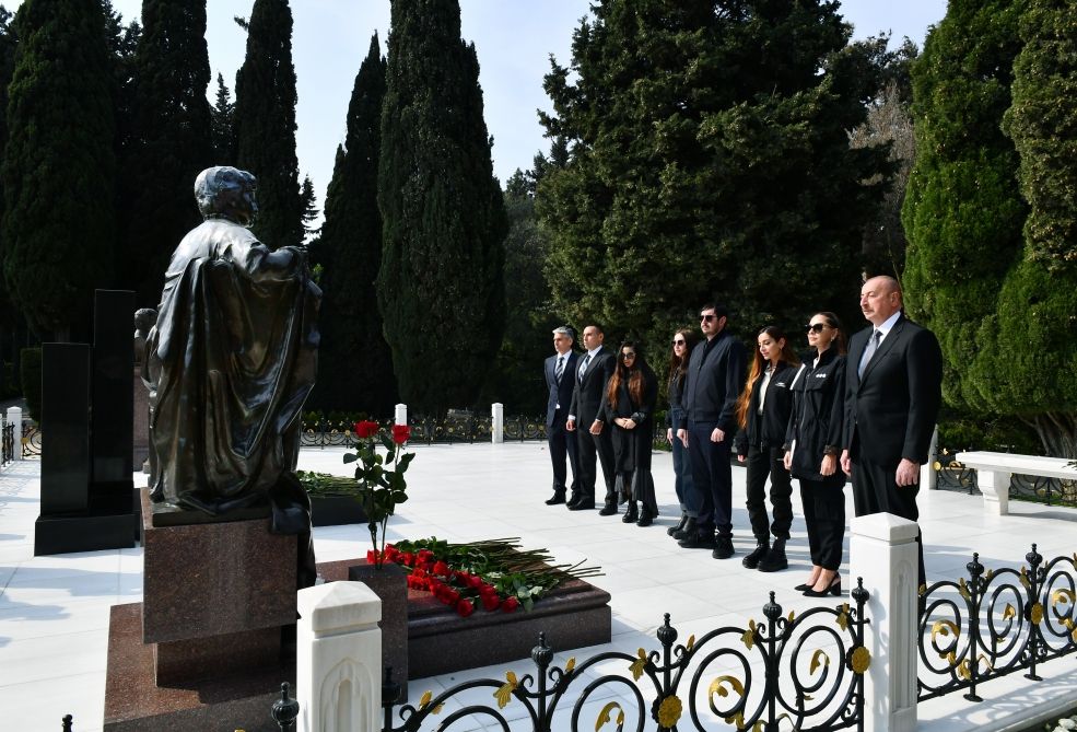 President, First Lady and their family members pay tribute to National ...