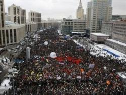 Mass rally in Moscow raises pressure on Putin