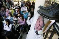 Bush comes under `shoe attack`