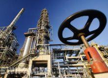 Analysis - Smaller Europe oil refineries may be survivors