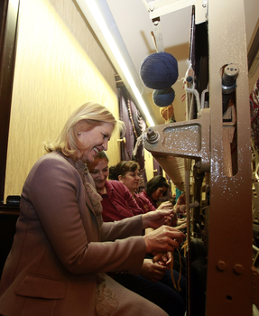 Serbian first lady impressed by Azerbaijani carpets