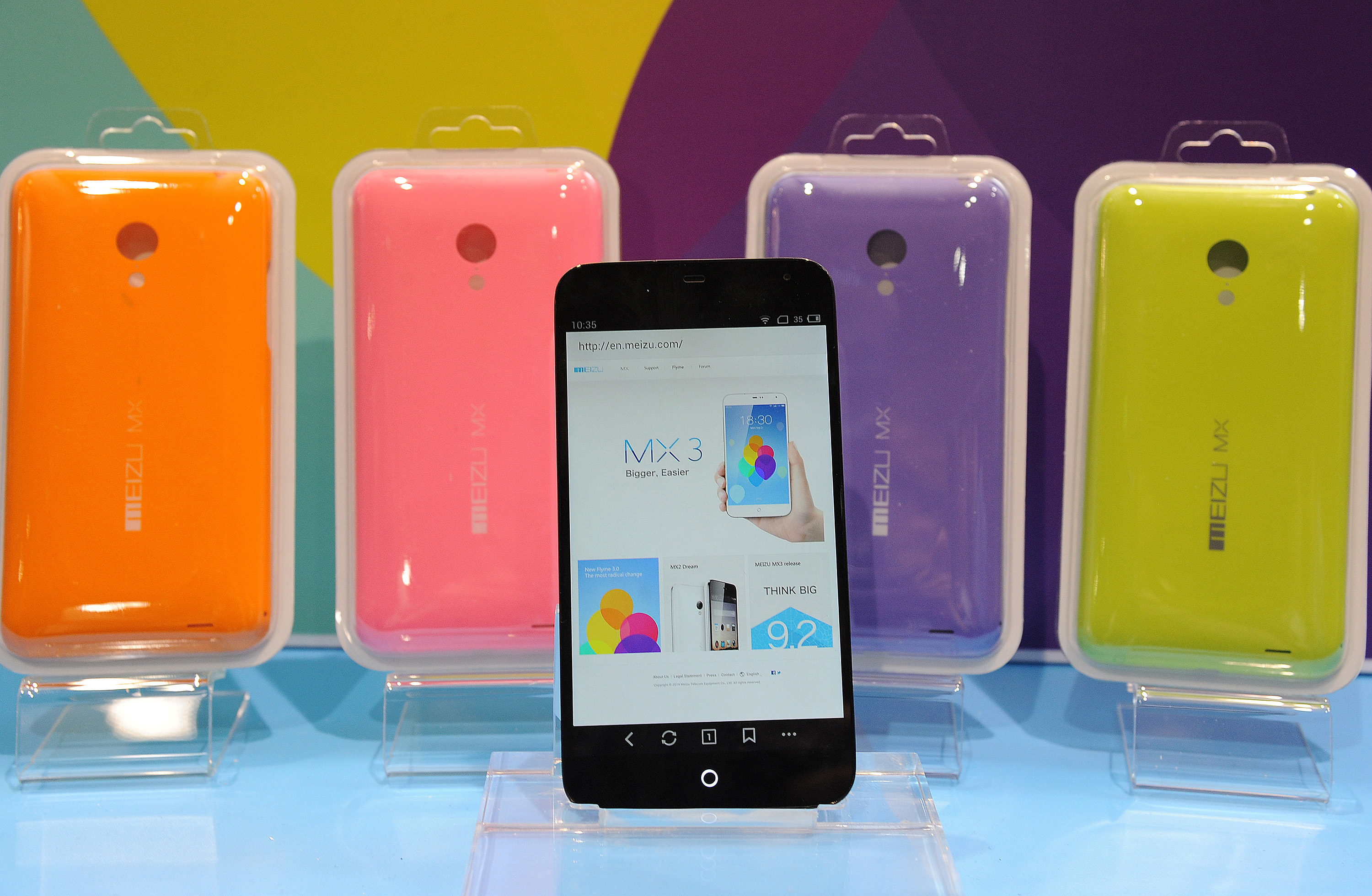 Alibaba bets $590 million on becoming smartphone player