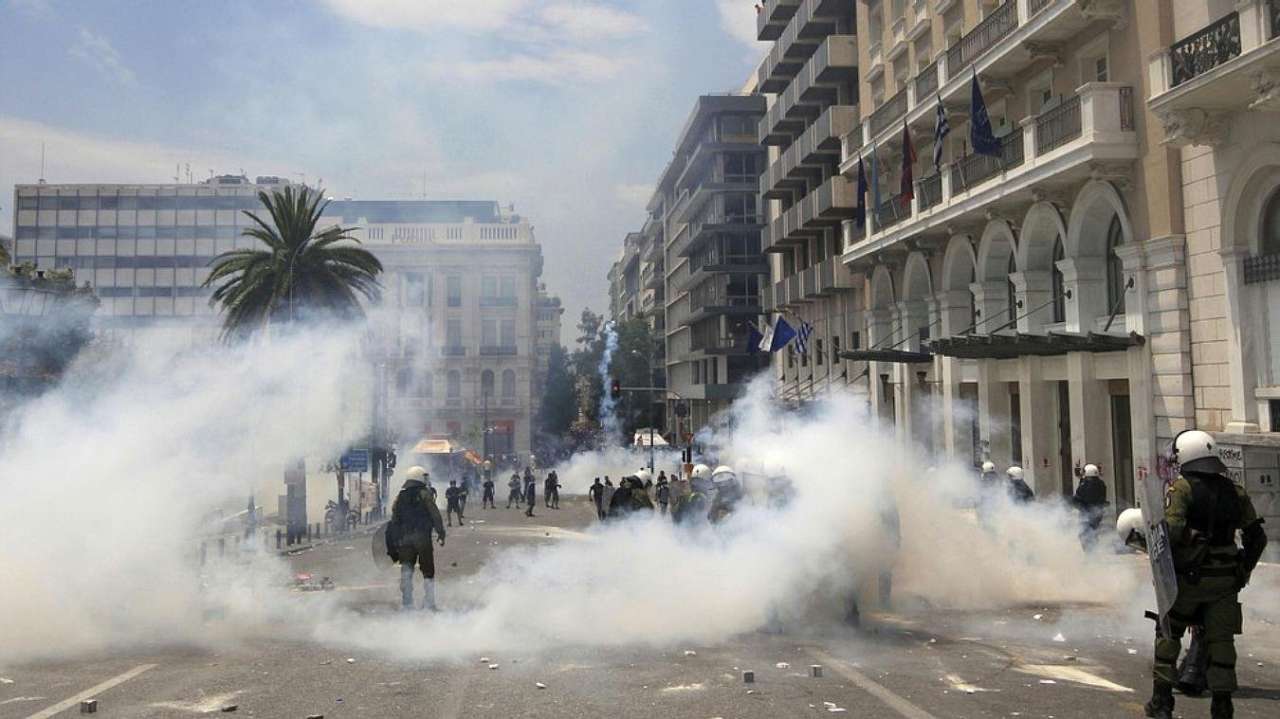 Greek protesters attack house of сountry's minister of state